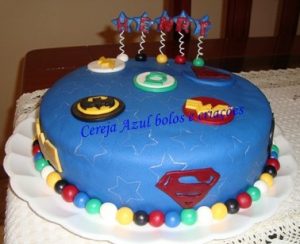 Bolo Liga da Justiça: 80 Modelos e Dicas Imperdíveis, Confira!