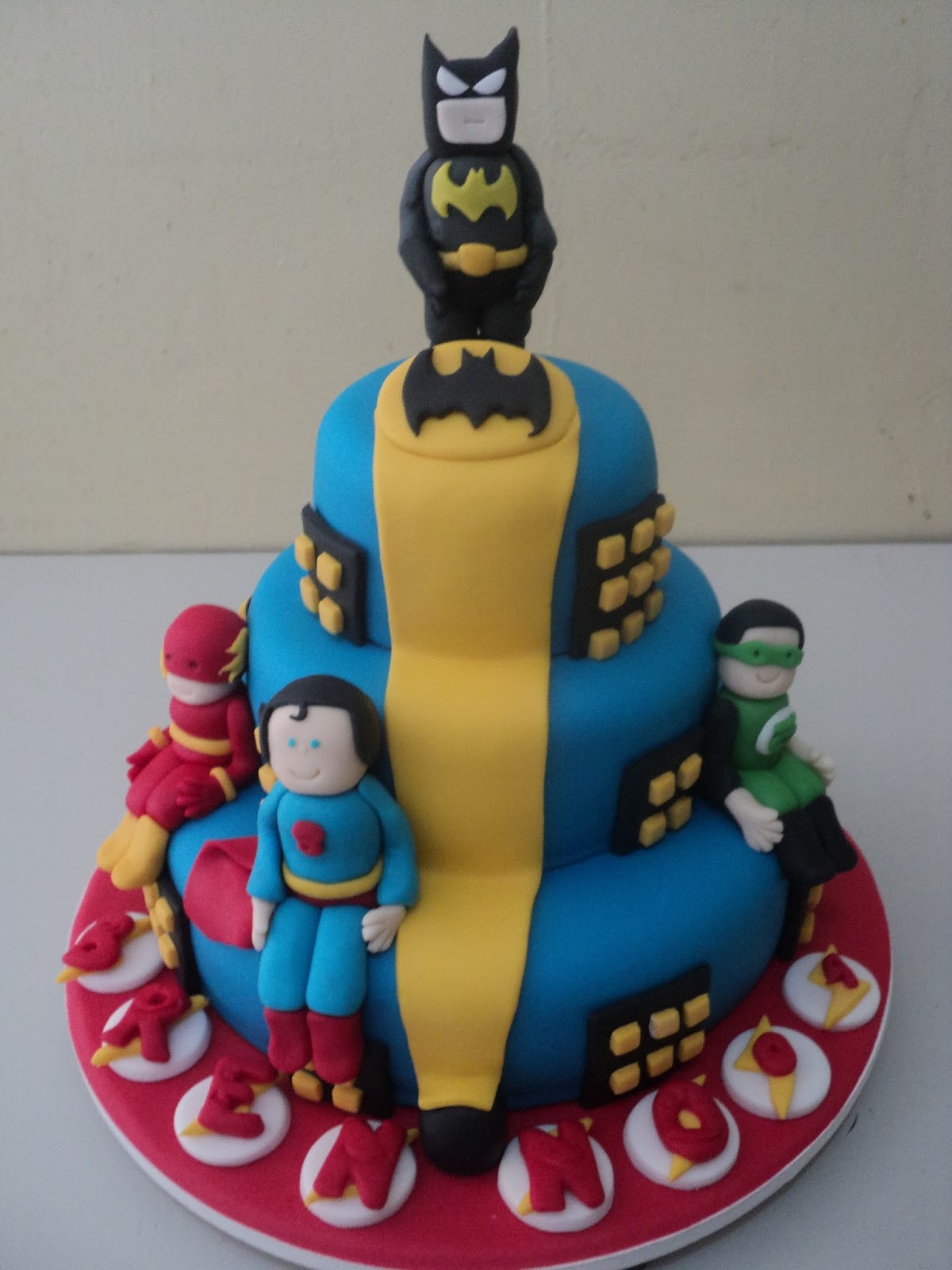 Bolo Liga da Justiça: 80 Modelos e Dicas Imperdíveis, Confira!